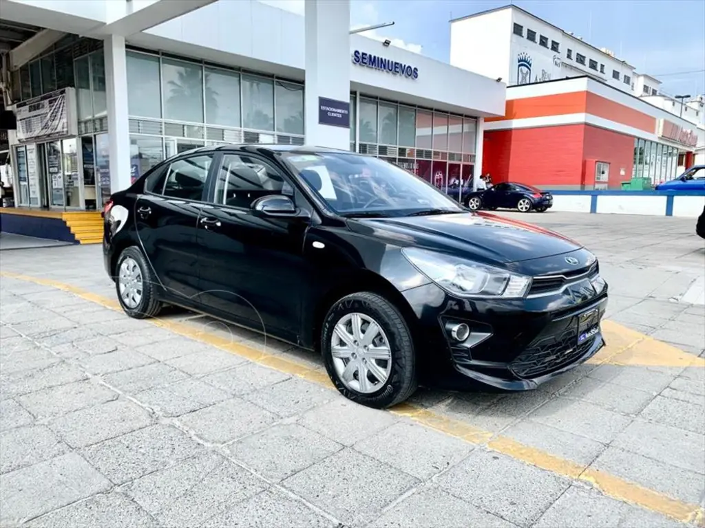 Kia Rio Sedan L AT usado (2021) color Negro precio $240,000
