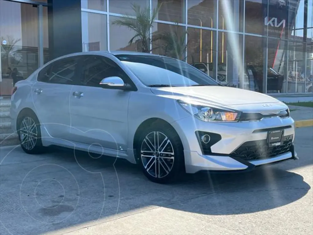 Kia Rio Sedan EX Aut usado (2022) color plateado precio $285,000