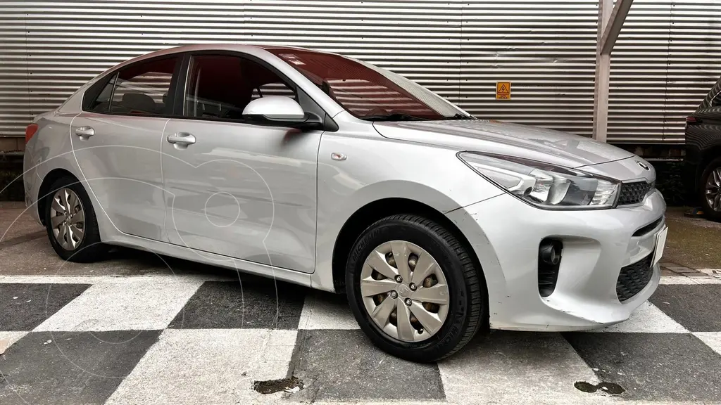Kia Rio Sedan L usado (2018) color plateado precio $170,000
