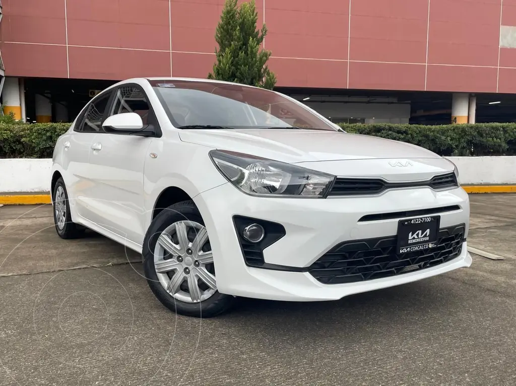 Kia Rio Sedan L Aut usado (2022) color Blanco precio $259,800