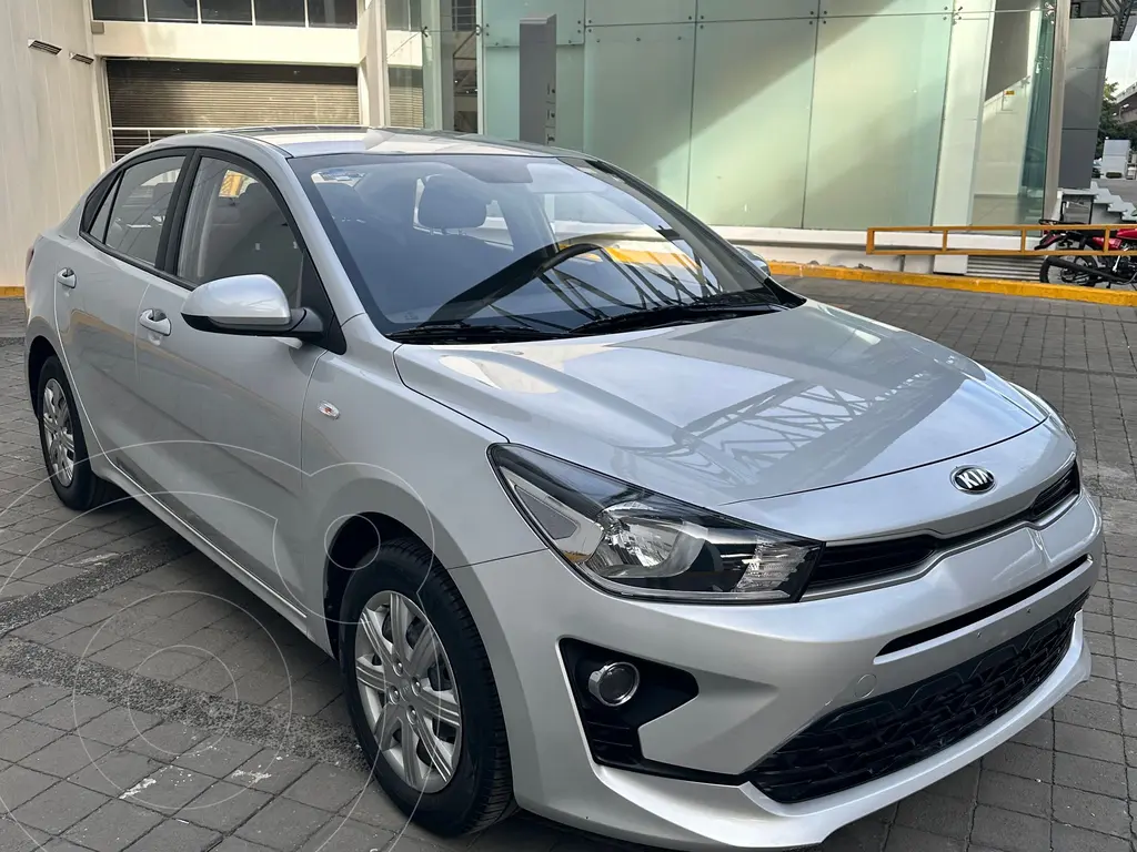 Kia Rio Sedan LX Aut usado (2021) color plateado precio $230,000
