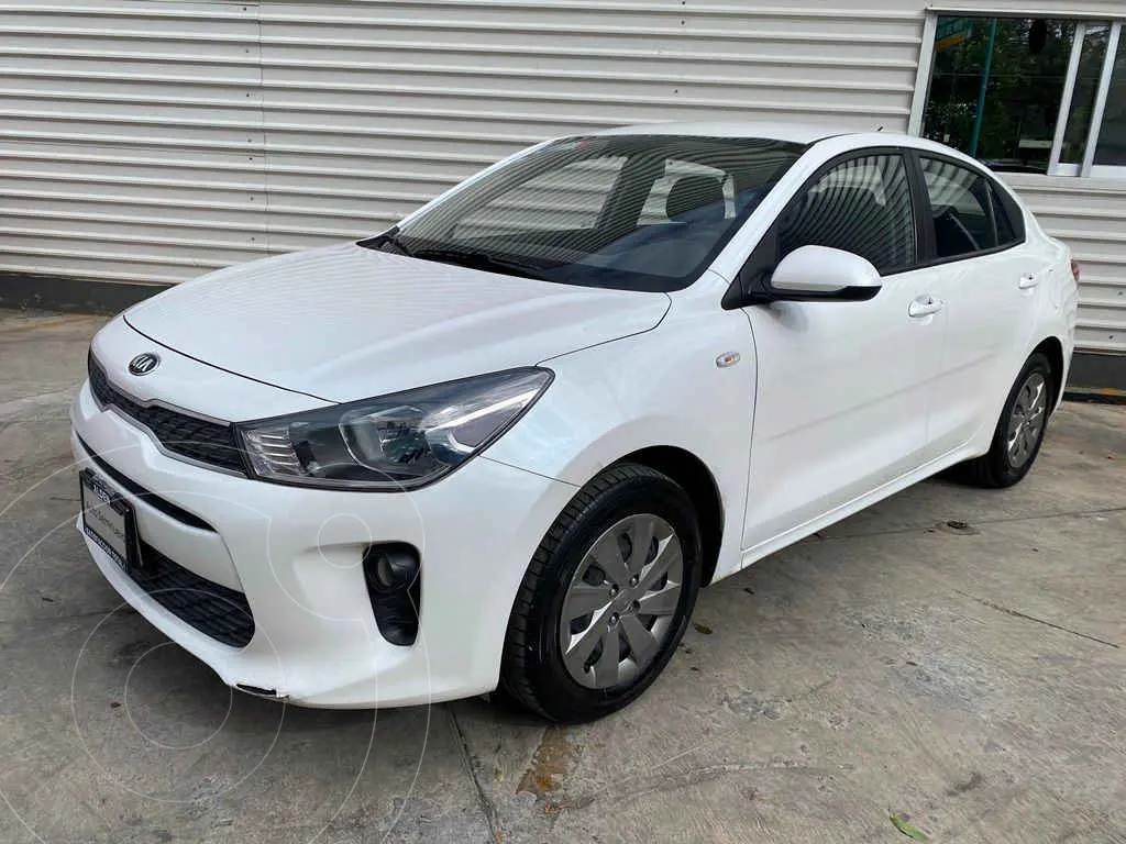 Kia Rio Sedan L Aut usado (2019) color Blanco precio $245,000
