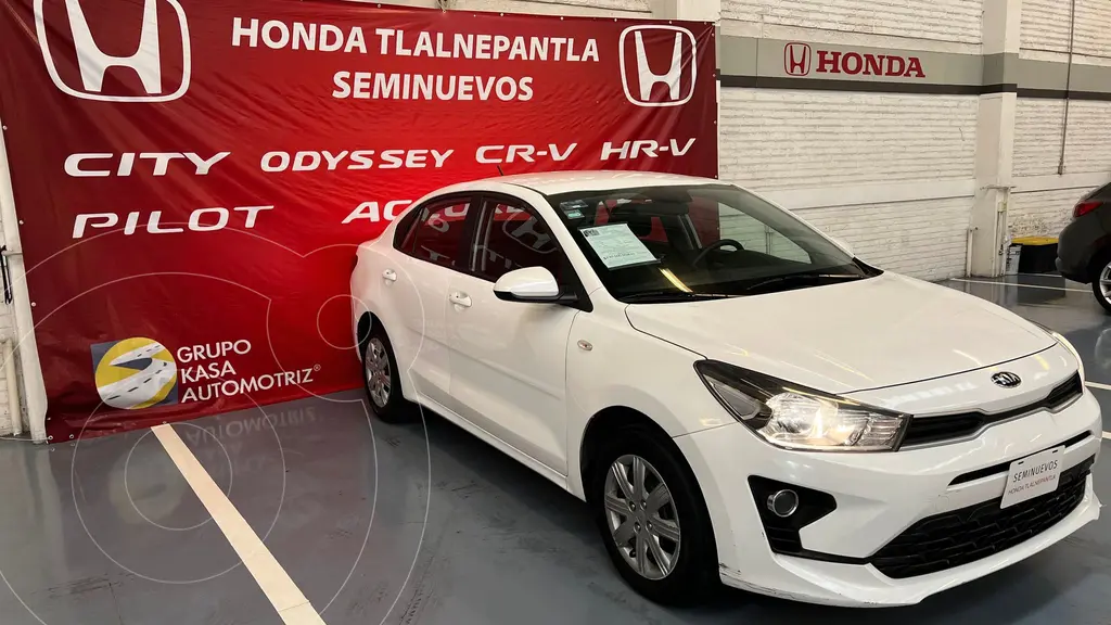 Kia Rio Sedan L Aut usado (2021) color Blanco precio $230,000
