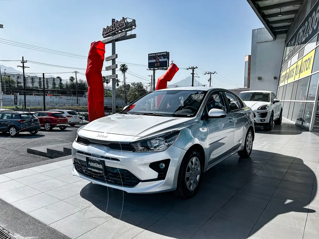 Kia Rio Sedan L Aut usado (2022) color plateado precio $249,000