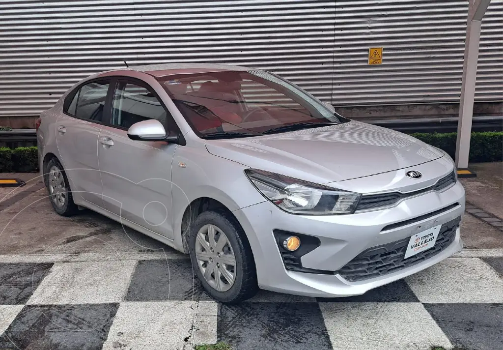 Kia Rio Sedan L Aut usado (2021) color plateado precio $210,000