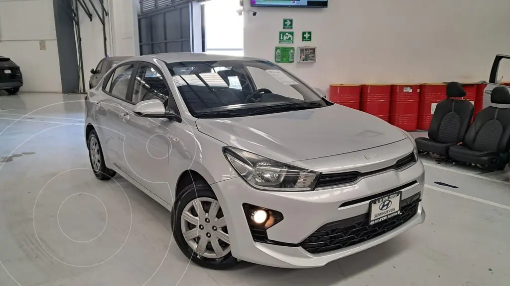 Kia Rio Sedan L Aut usado (2023) color plateado precio $244,900