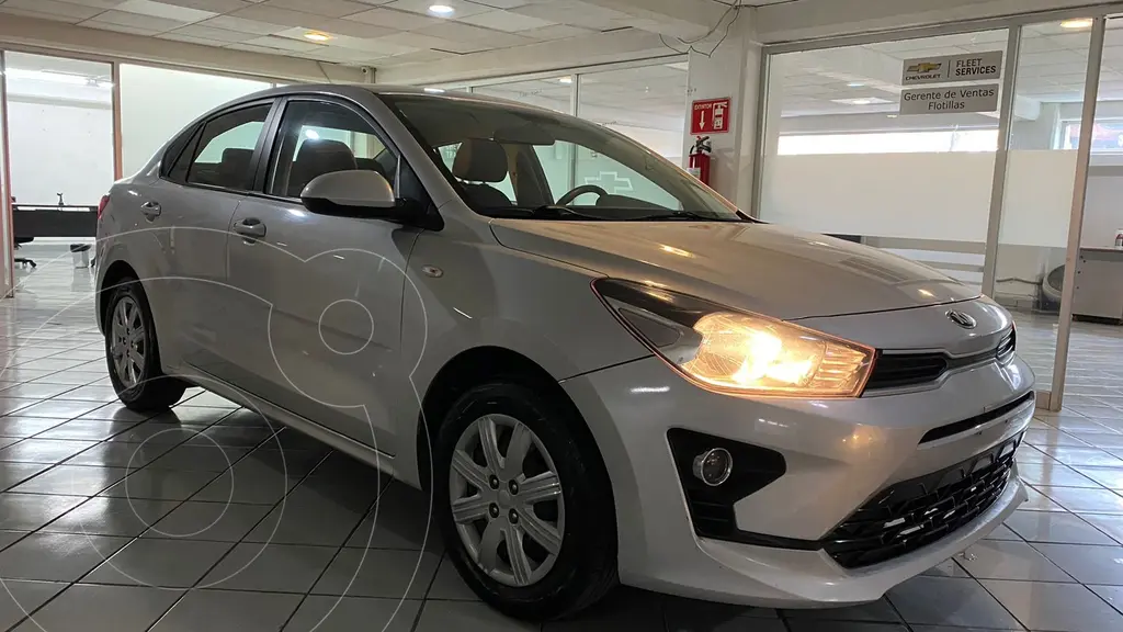 Kia Rio Sedan L Aut usado (2021) color plateado precio $213,300