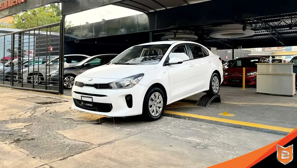 Kia Rio Sedan LX usado (2020) color Blanco precio $249,900