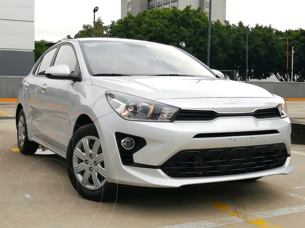 Kia Rio Sedan L Aut usado (2022) color plateado precio $240,000