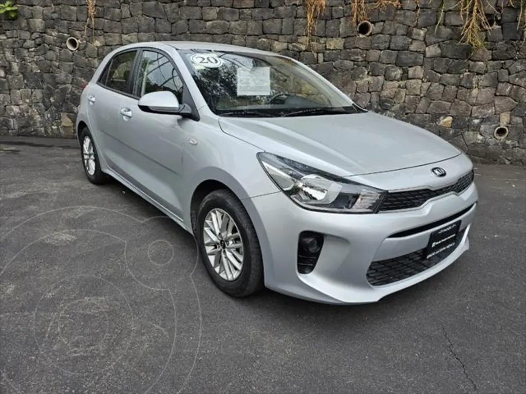 Kia Rio Sedan LX Aut usado (2020) color plateado precio $315,000