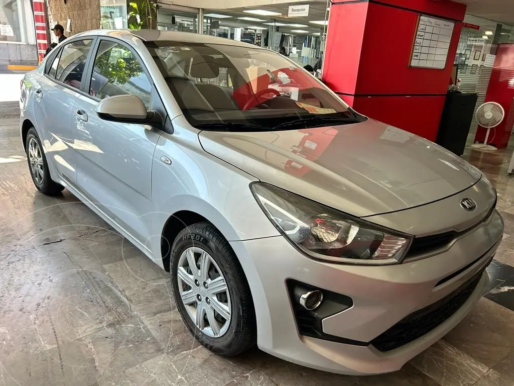 Kia Rio Sedan LX usado (2021) color plateado precio $217,000