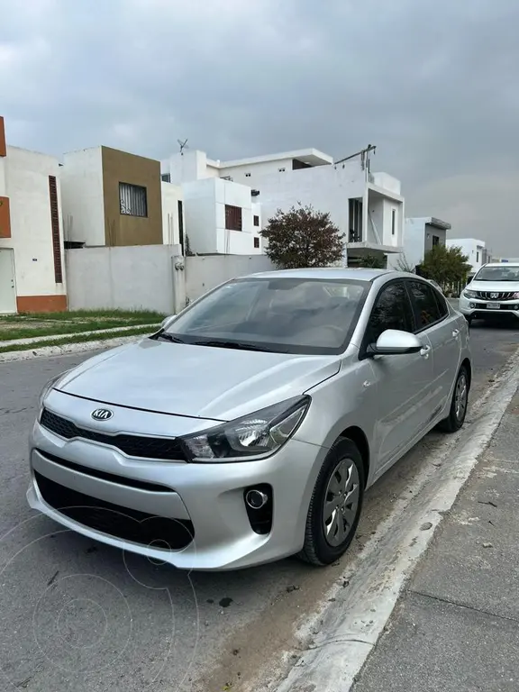 Kia Rio Sedan L Aut usado (2020) color Plata precio $240,000