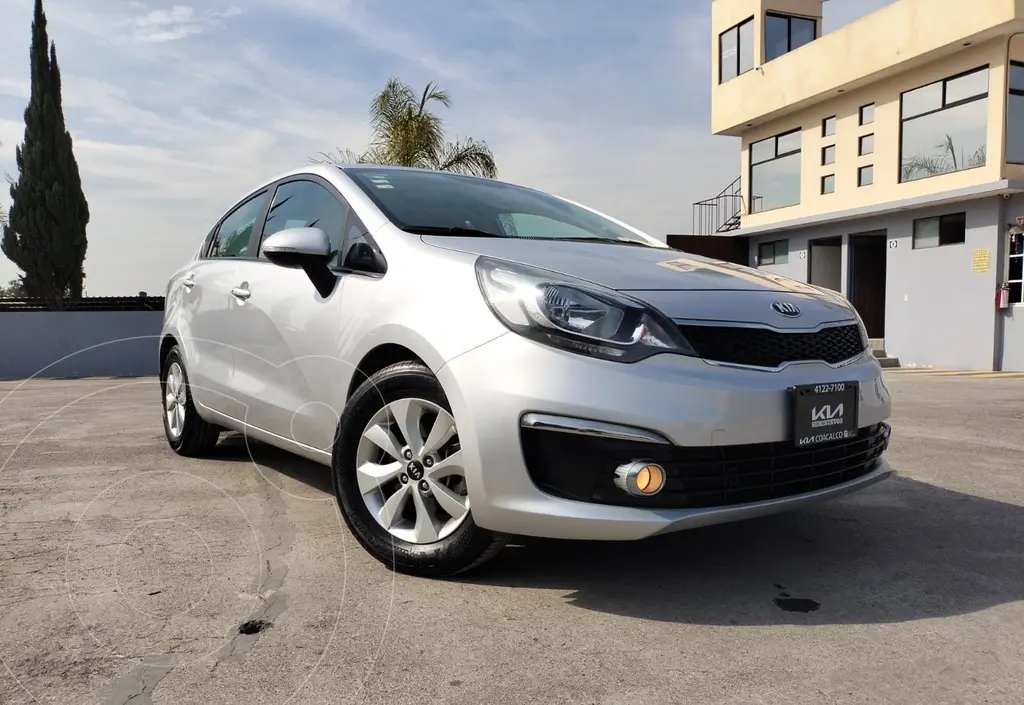 Kia Rio Sedan EX usado (2017) color plateado precio $200,000