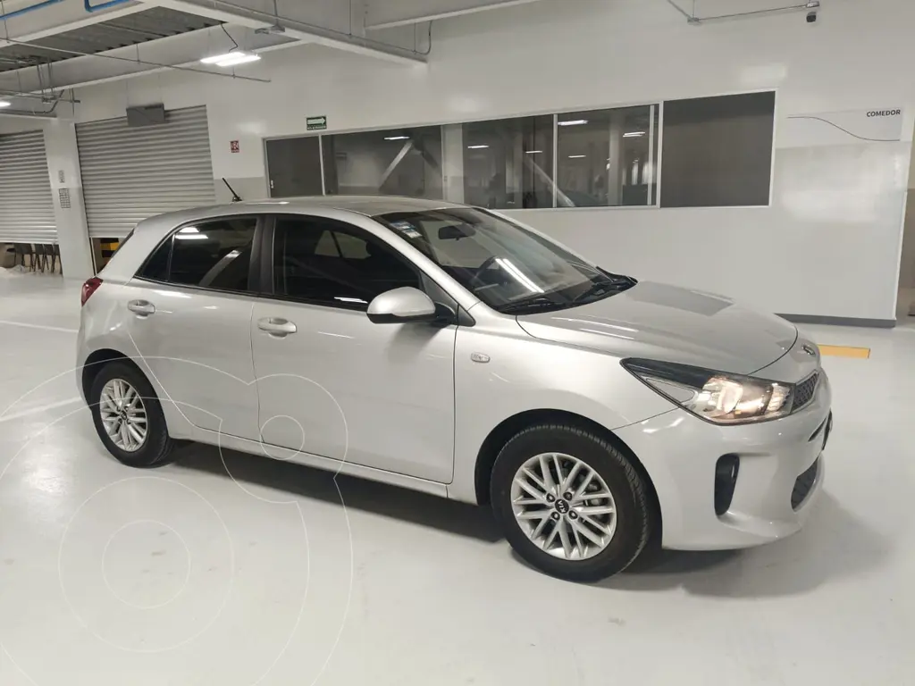 Kia Rio Sedan LX Aut usado (2020) color plateado precio $249,000