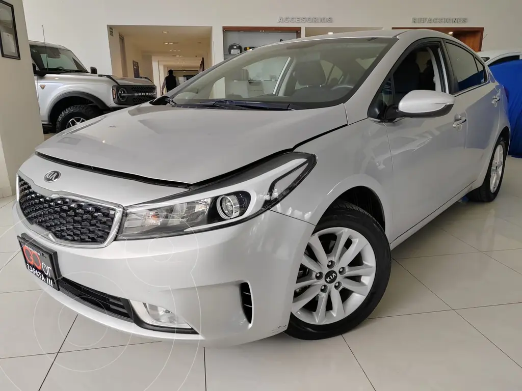 Kia Rio Sedan L Aut usado (2018) color plateado precio $390,000
