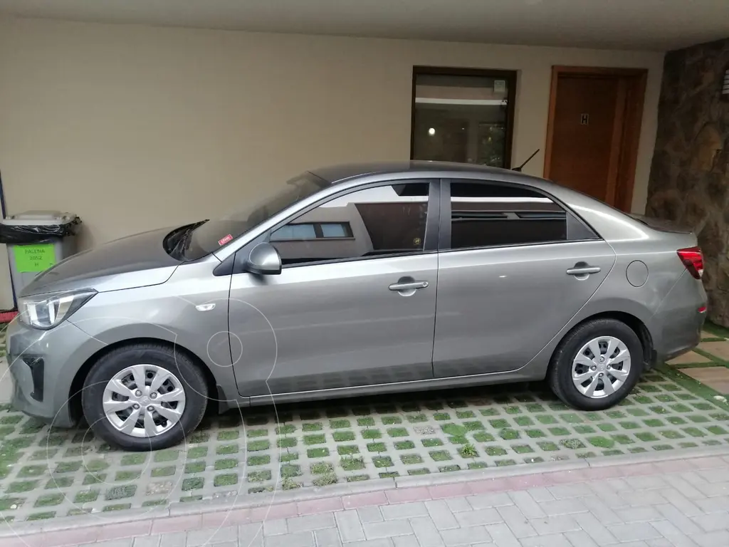 Kia Soluto 1.4L LX AC usado (2020) color Gris precio $8.000.000