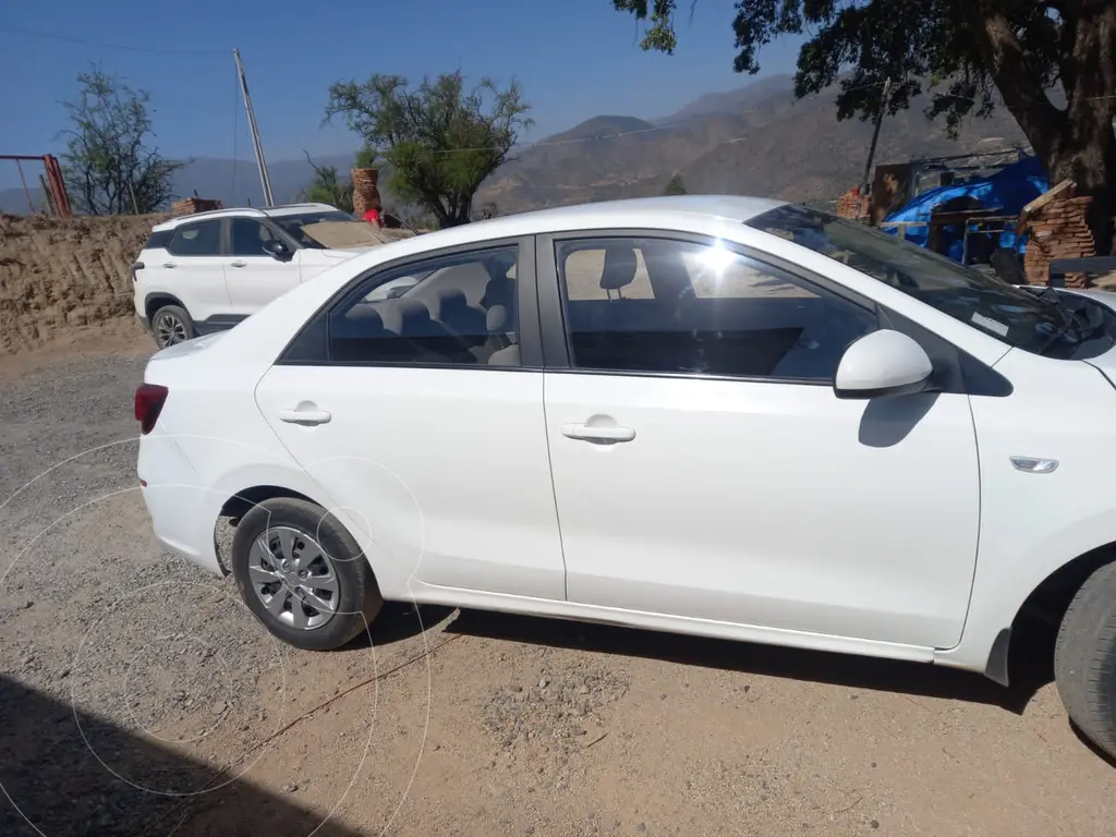 Kia Soluto 1.4L LX AC usado (2021) color Blanco precio $7.500.000