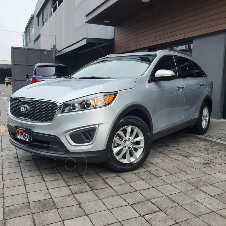 Kia Sorento 2.4L LX usado (2018) color plateado precio $360,000