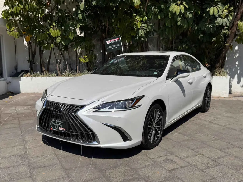 Lexus ES Hybrid 300 usado (2024) color Blanco precio $990,000