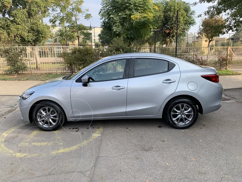 Mazda 2 Sedan 1.5 V Aut 4P usado (2020) color Gris precio $12.490.000