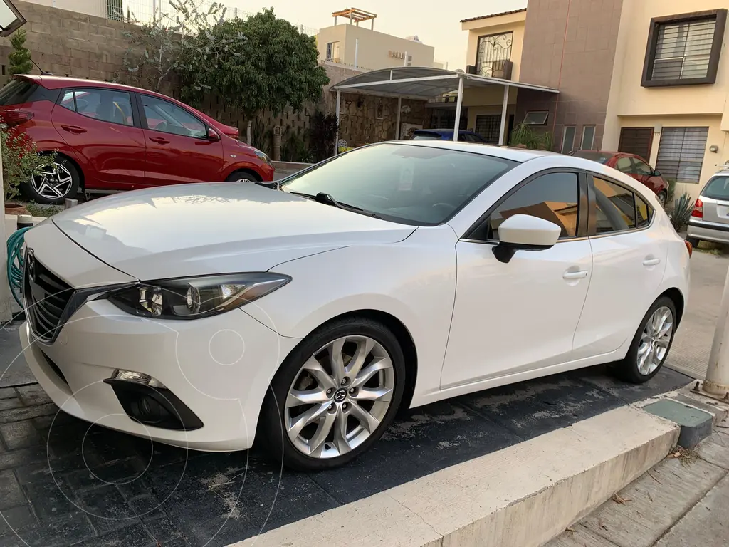 Mazda 3 Hatchback s Sport usado (2015) color Blanco Perla precio $205,000