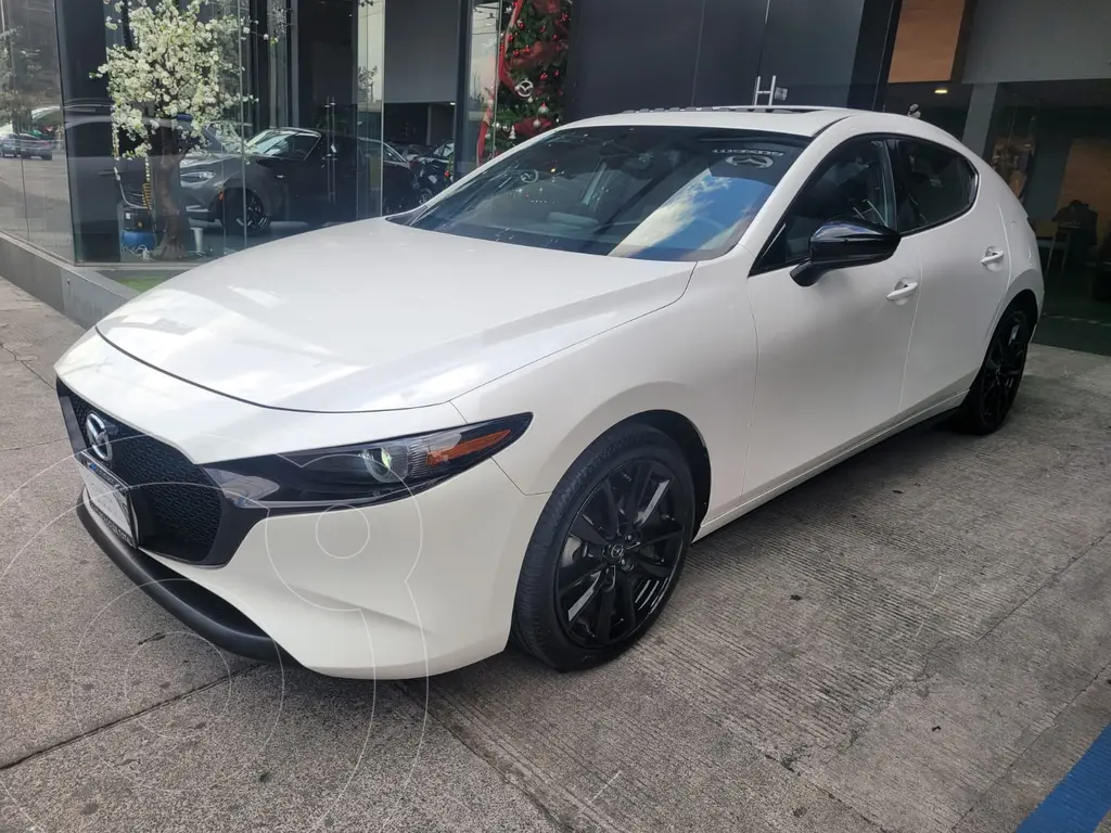 Mazda 3 Hatchback Signature usado (2023) color Blanco precio $519,000