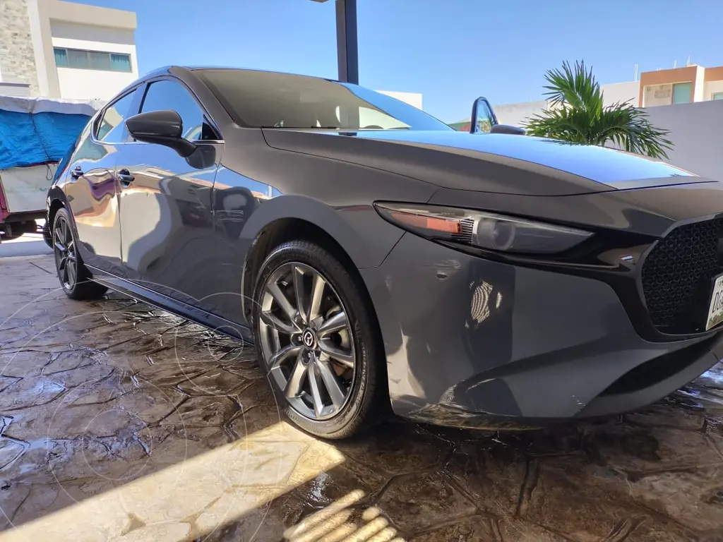 Mazda 3 Hatchback Signature usado (2020) color Gris Titanio precio $400,000