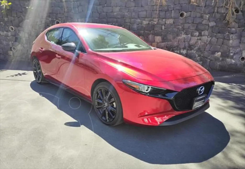 Mazda 3 Sedan Signature usado (2023) color Rojo precio $530,000
