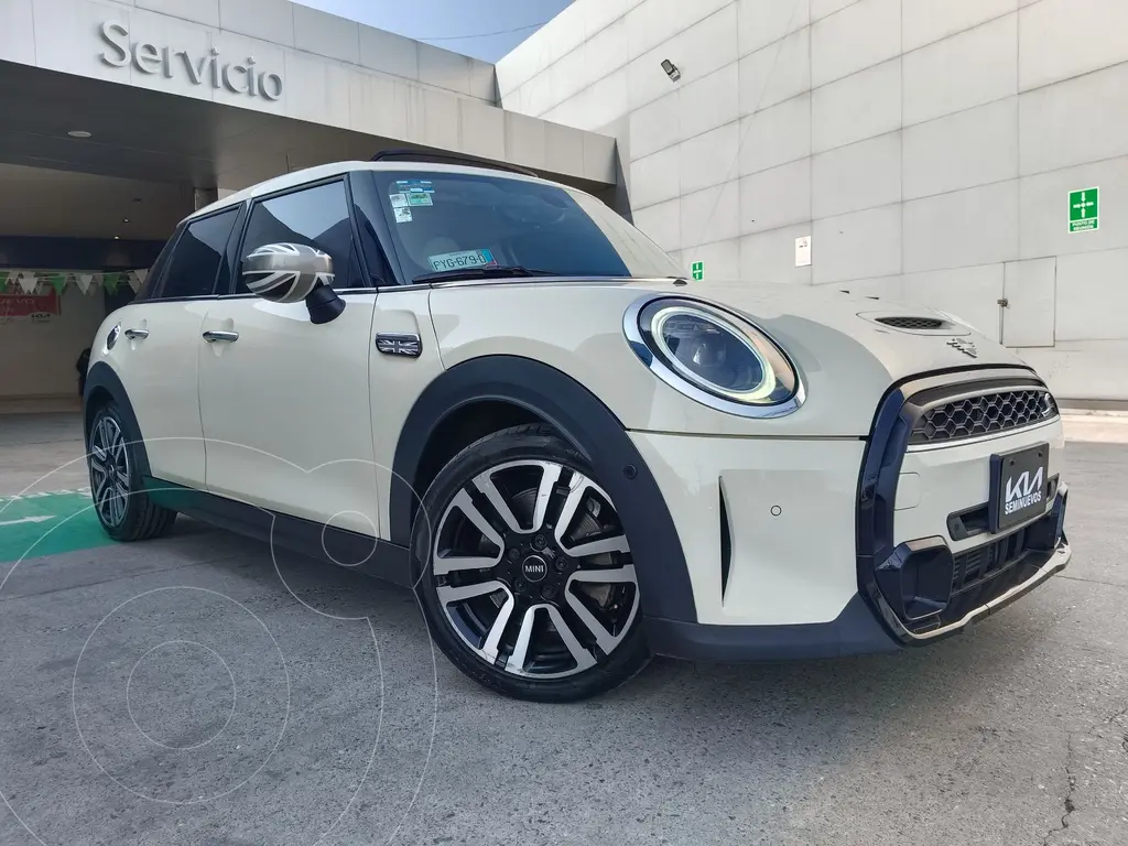 MINI Cooper 5 Puertas Classic Aut usado (2023) color Crema precio $590,000