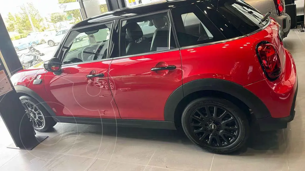 MINI Cooper 5 Puertas Classic Aut usado (2024) color Rojo precio $702,375