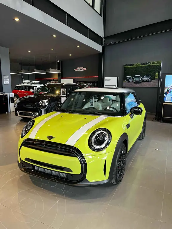 MINI Cooper Classic Aut usado (2024) color Amarillo precio $706,010