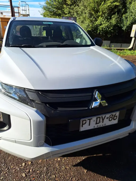 Mitsubishi L-200 2.4L Work CR 4X2 usado (2021) color Blanco precio $16. ...