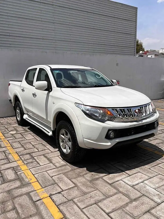 Mitsubishi L200 4x2 2.4L Cabina Doble usado (2018) color Blanco precio ...
