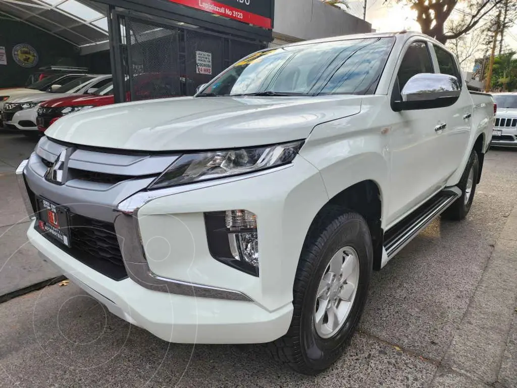 Mitsubishi L200 GLX 4x2 usado (2022) color Blanco precio $429,900