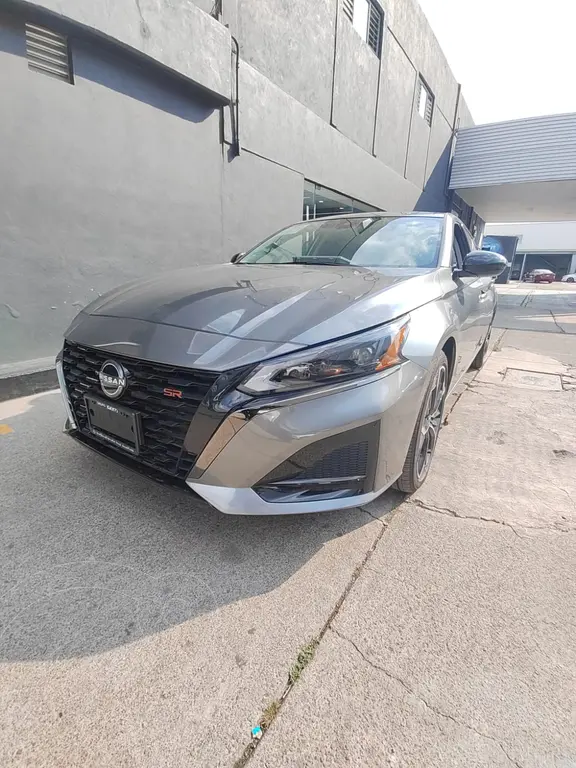 Nissan Altima SR Turbo usado (2023) color Gris Oxford precio $679,000