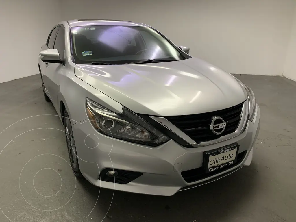 Nissan Altima Advance NAVI usado (2018) color plateado precio $320,000