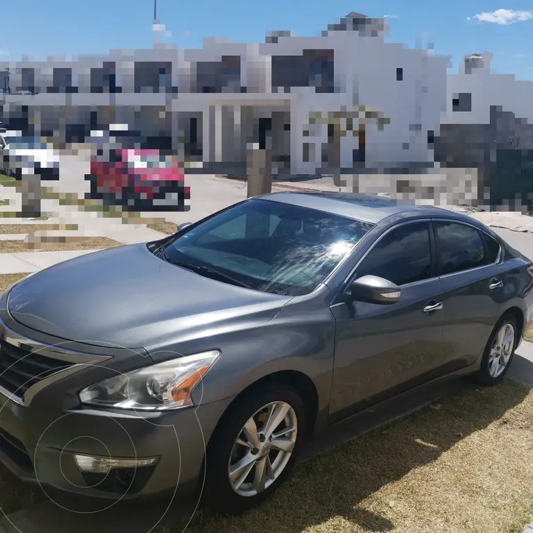 Nissan Altima Advance NAVI usado (2016) color Gris Oxford precio $200,000
