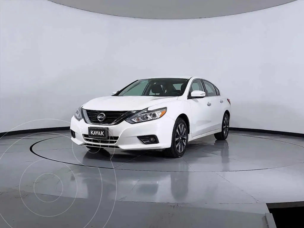 Nissan Altima Sense usado (2017) color Negro precio $273,999