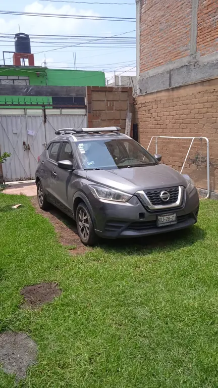 Nissan Kicks Sense usado (2018) color Gris precio $259,000