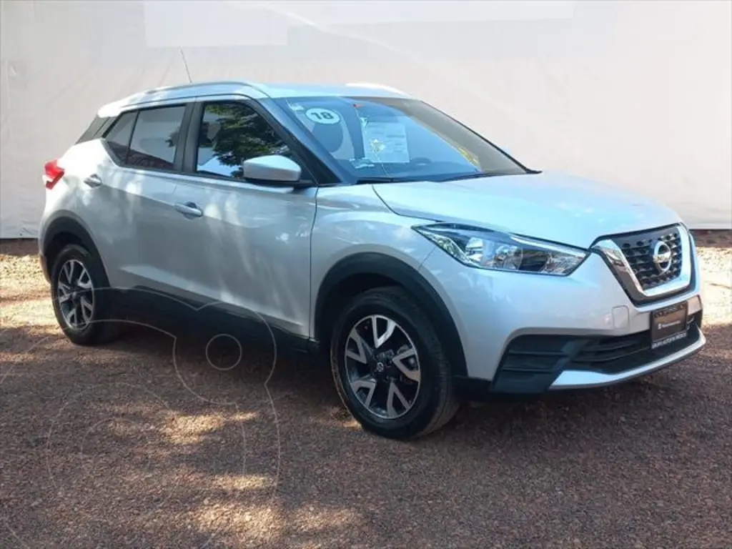 Nissan Kicks Sense usado (2018) color plateado precio $269,000