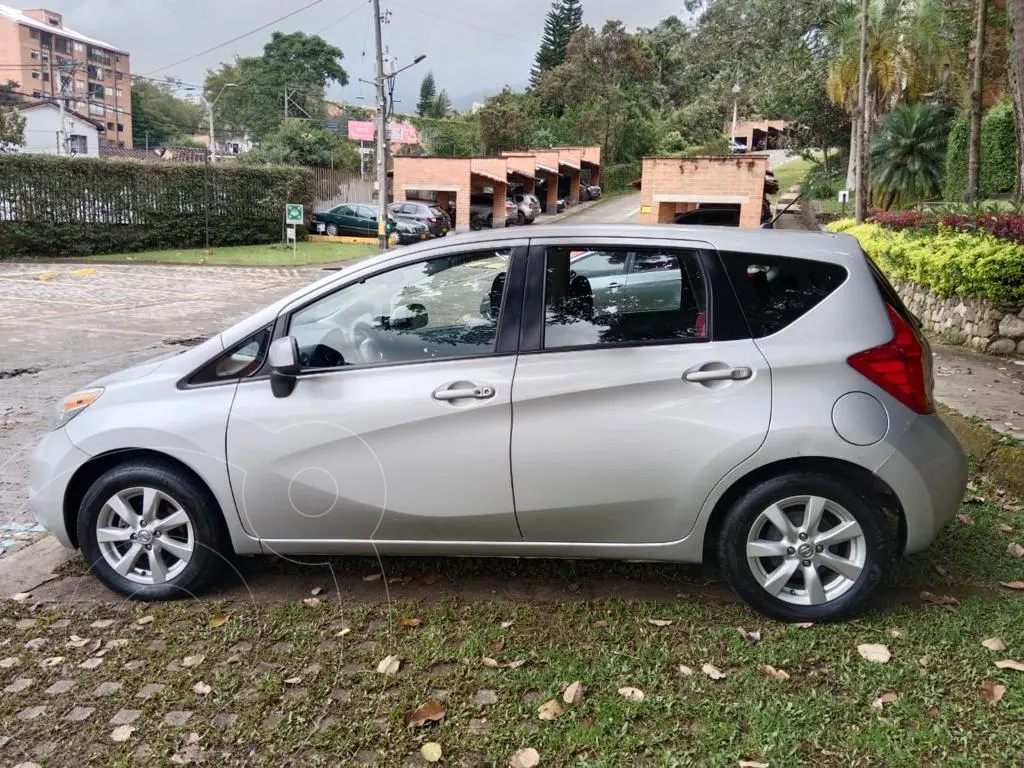 Nissan Note Sense Aut usado (2014) color Gris precio $35.000.000