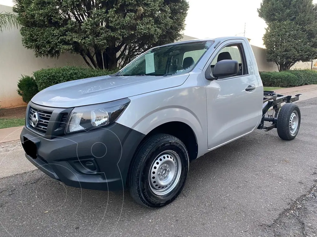 Nissan NP300 2.4L Chasis usado (2016) color Plata precio $279,999