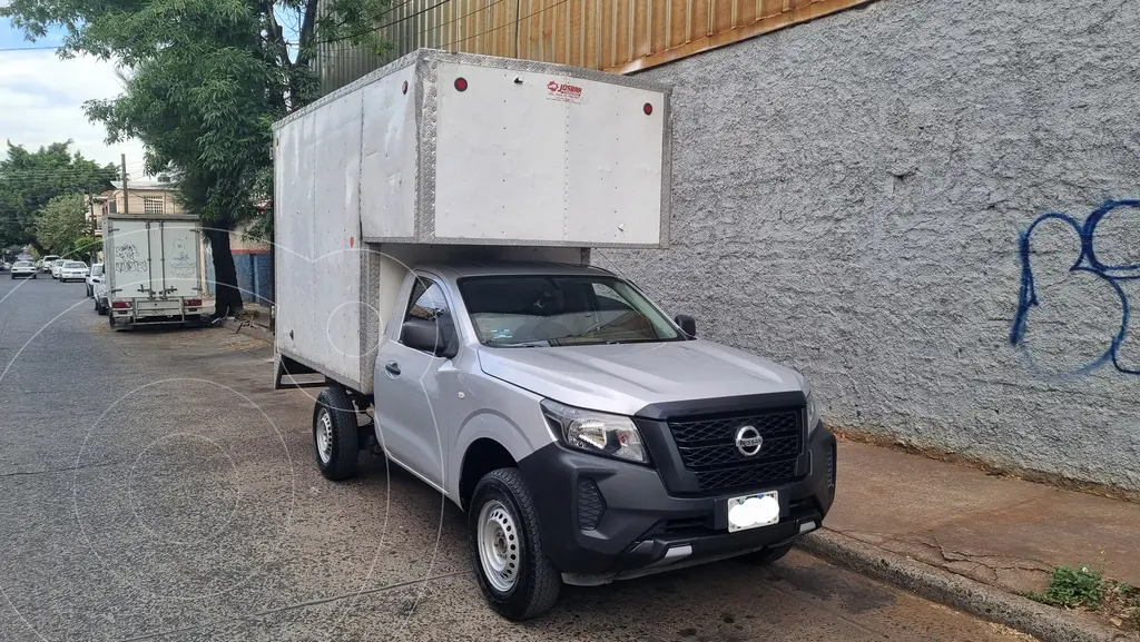 Nissan NP300 2.4L Chasis usado (2021) color Gris precio $385,000