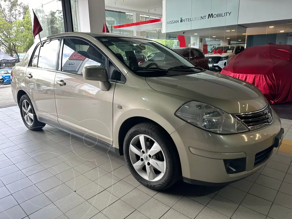 Nissan Tiida HB Emotion usado (2011) color caf precio $115,800