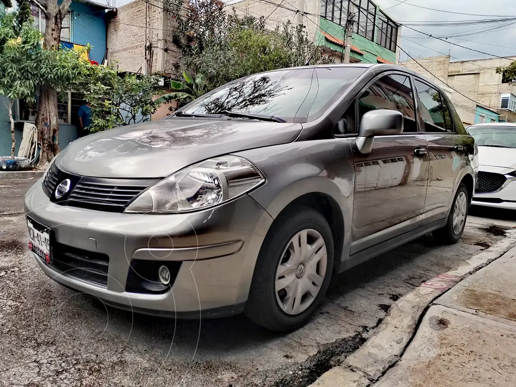 Nissan Tiida Sedan Sense usado (2016) color Gris precio $125,000