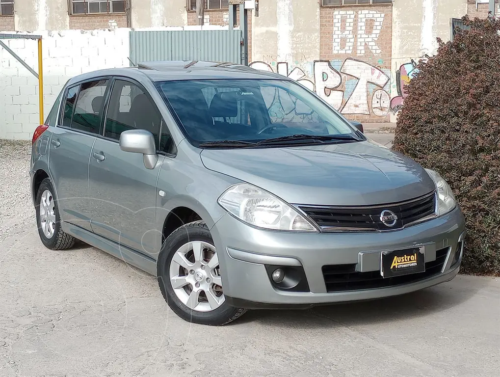 Nissan Tiida Acenta usado (2011) color Gris precio $5.500.000