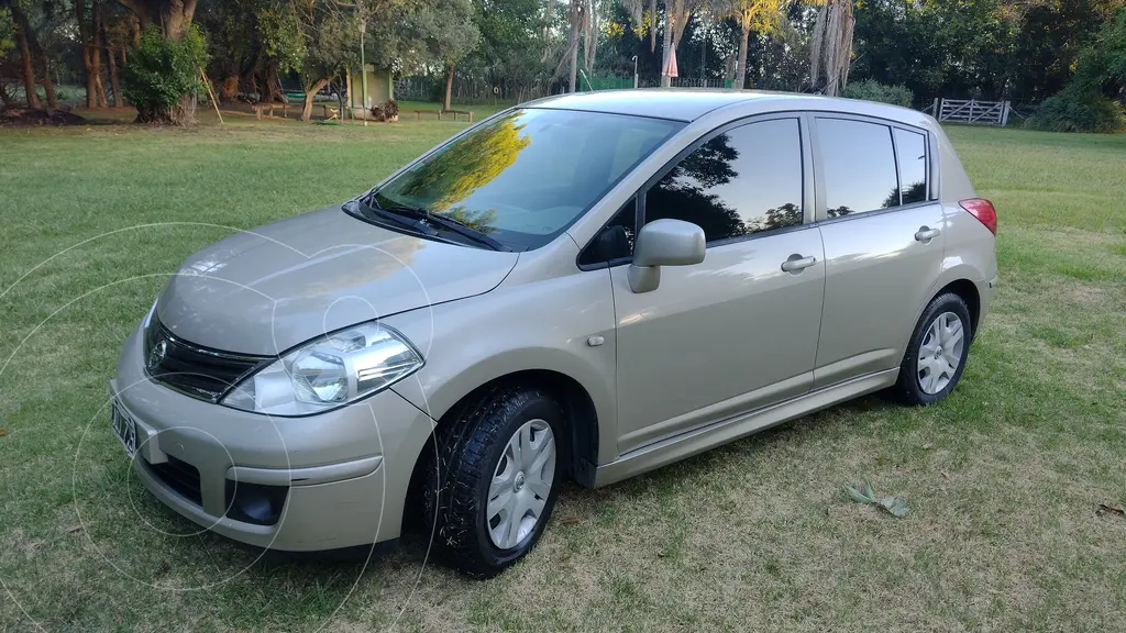 Nissan Tiida Visia usado (2011) color Arena Dorada precio u$s6.100