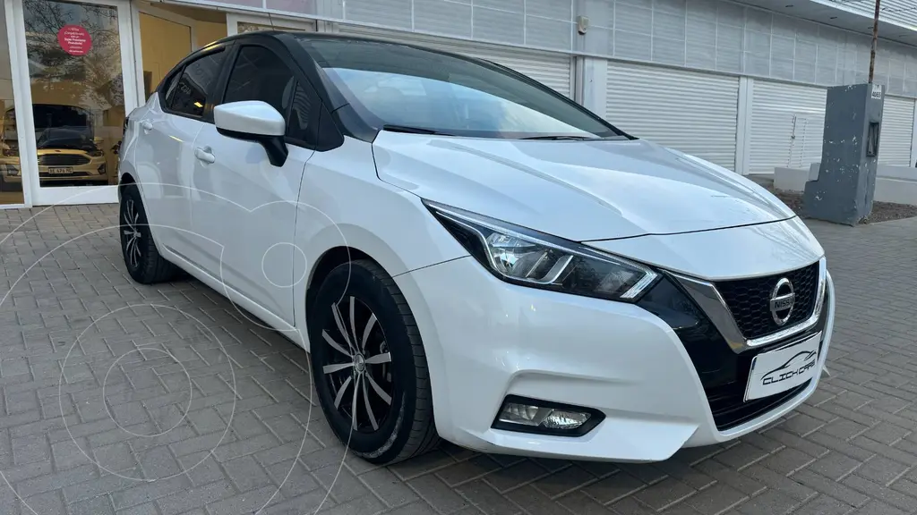 Nissan Versa Sense Aut usado (2021) color Blanco precio u$s18.500