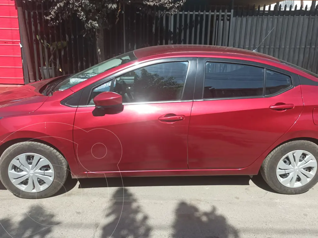 Nissan Versa 1.6L Sense usado (2022) color Rojo precio $10.800.000