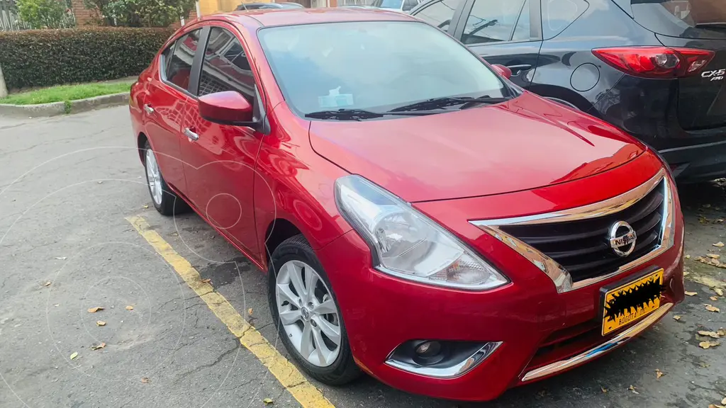 Nissan Versa Sense usado (2016) color Rojo precio $44.000.000
